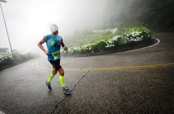 Correndo em subidas e descidas! Vantagens e desvantagens!